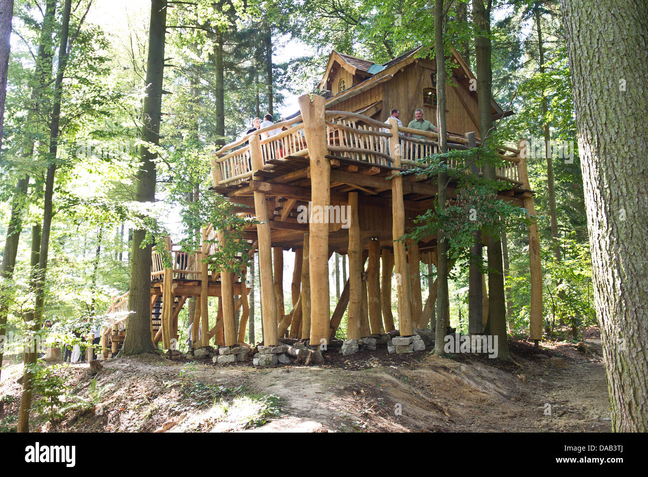 Besucher steht auf einem Balkon ein Baumhaus im Erlebnispark ...