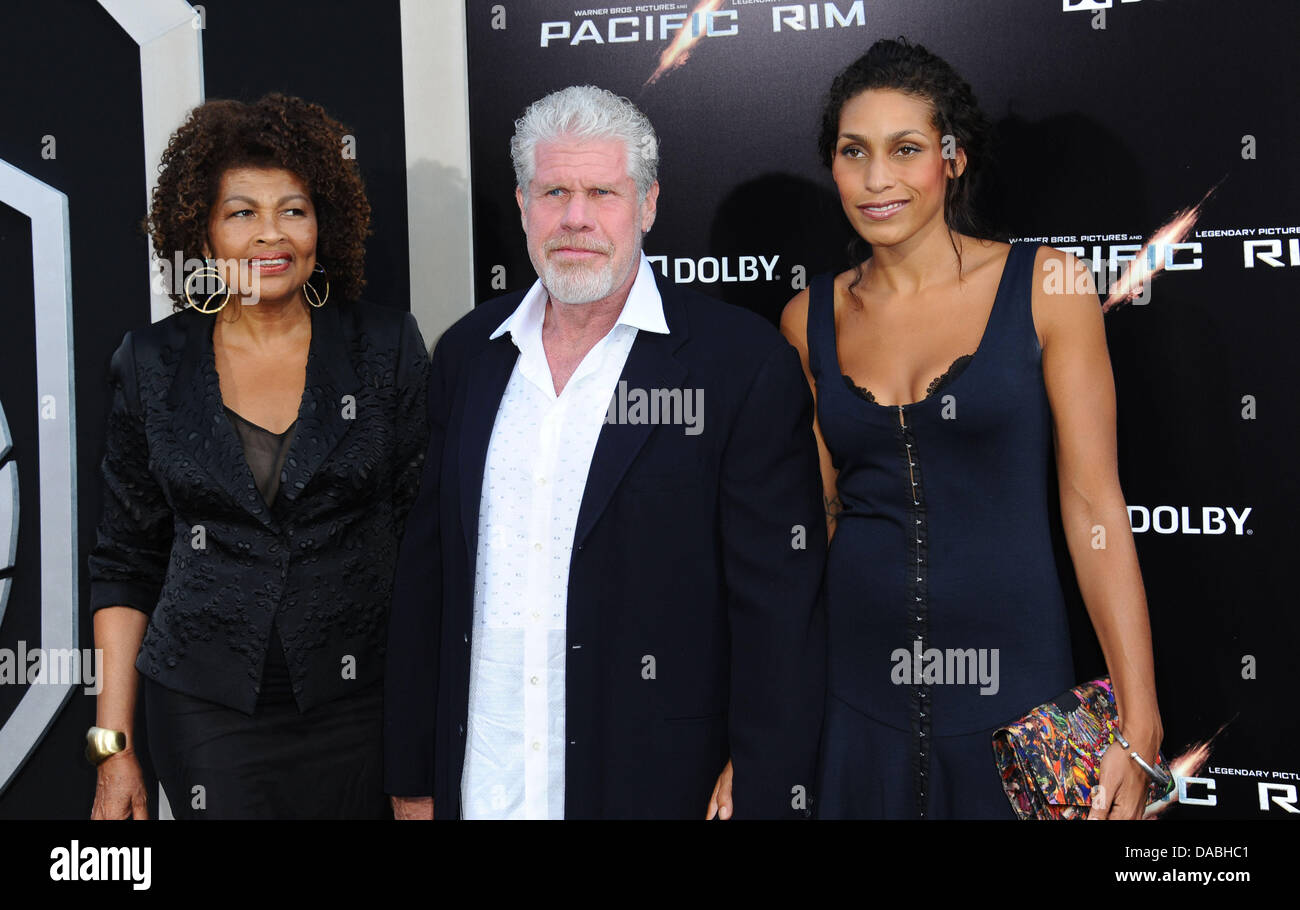 Ron perlman and family -Fotos und -Bildmaterial in hoher Auflösung – Alamy