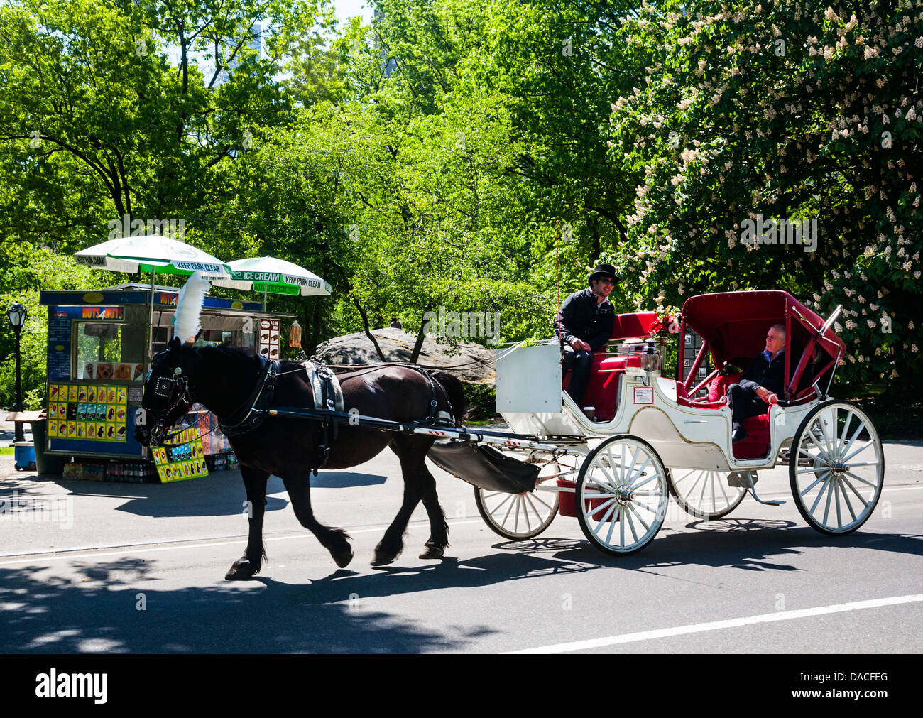 Touristen genießen, Pferd und Kutsche fahren Sie durch den Central Park ...