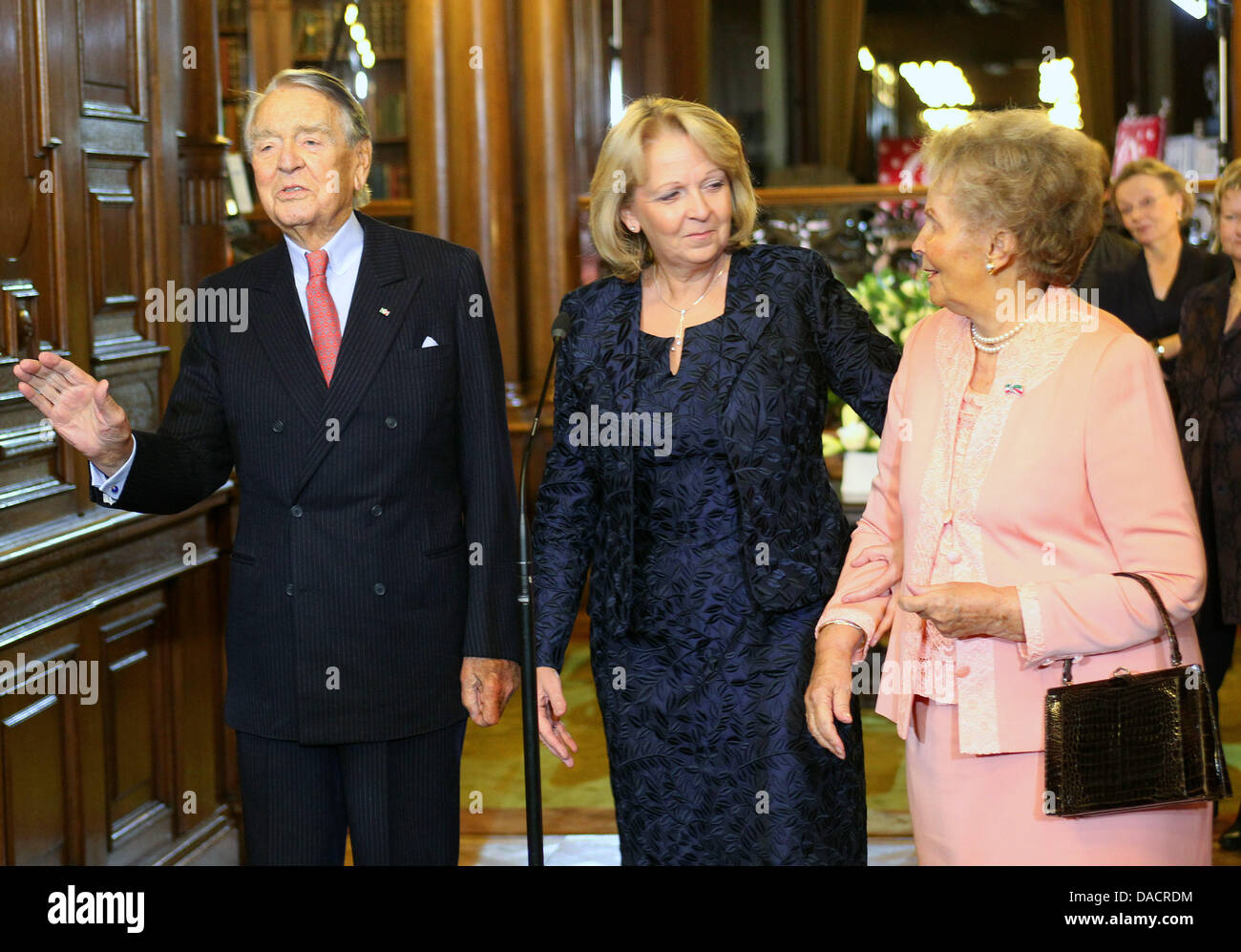 Die Nordrhein-Westfälische Ministerpräsidentin Hannelore Kraft (SPD) (M ...