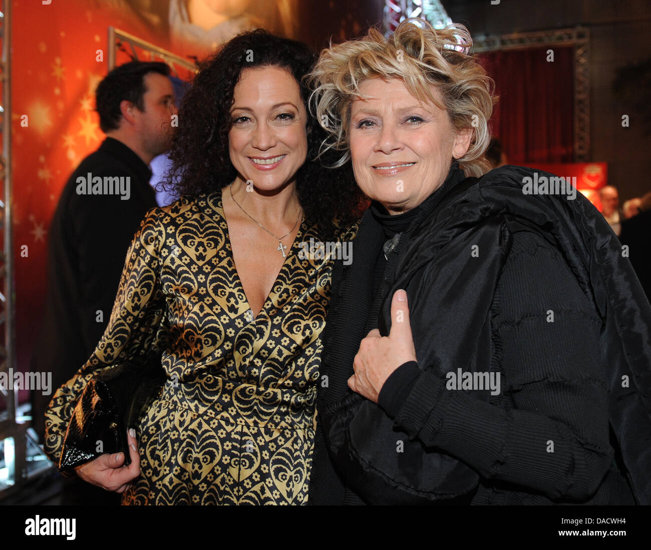 Österreichische Schauspielerin Barbara Wussow (L) und dänische Sängerin ...