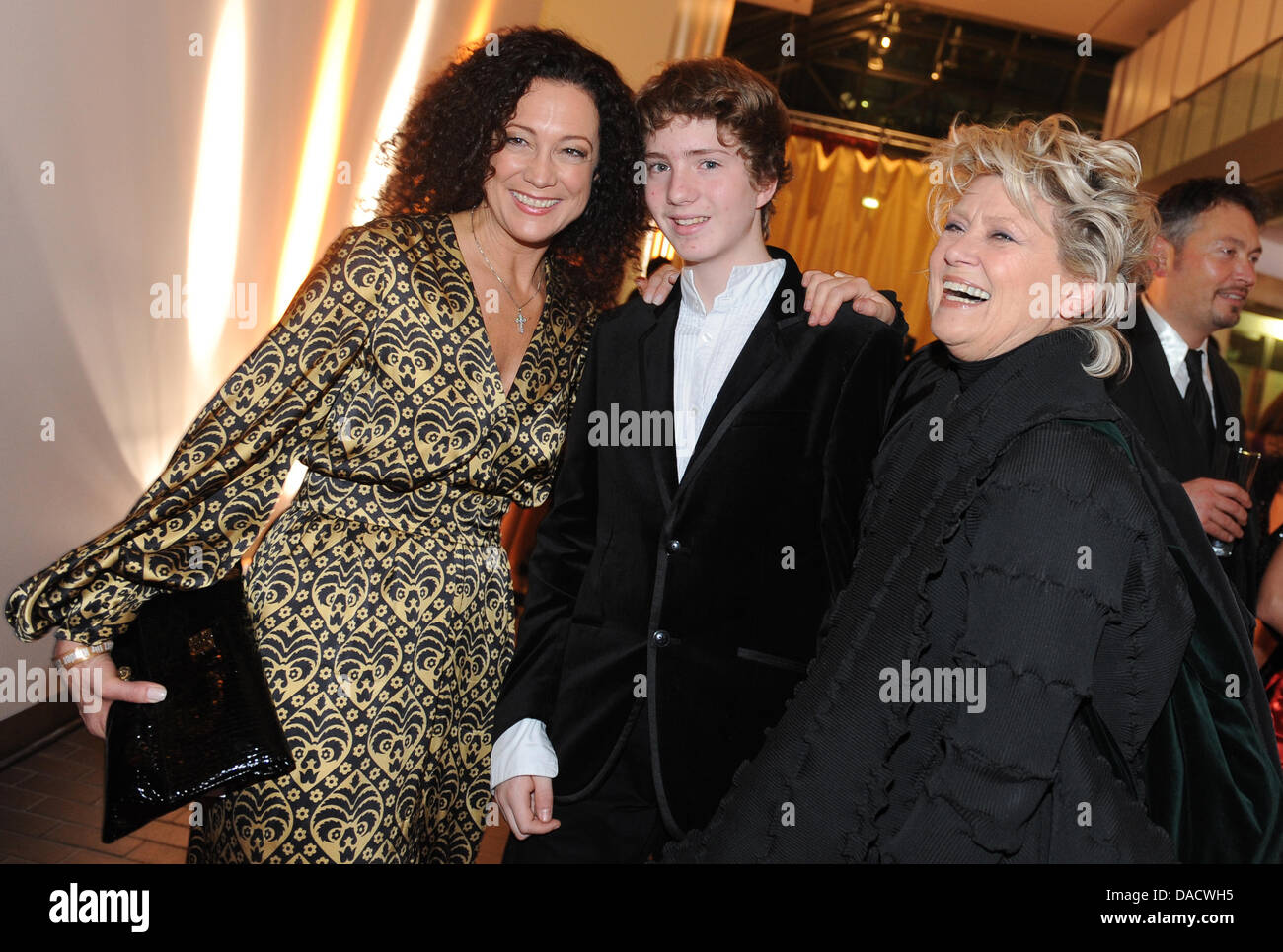 Österreichische Schauspielerin Barbara Wussow (L), Sohn Nikolaus und ...