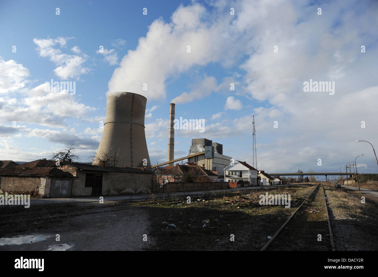 Das Braunkohle-Kraftwerk Kosova B und seine angrenzenden Kohle macht ...
