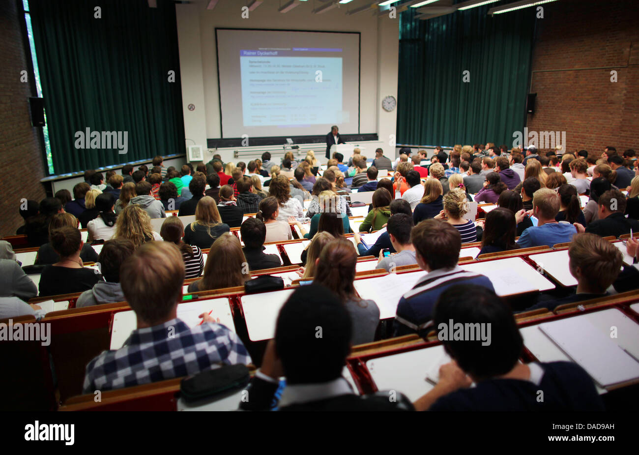 Schüler besuchen eine Vorlesung an der Universität zu Köln, Deutschland ...