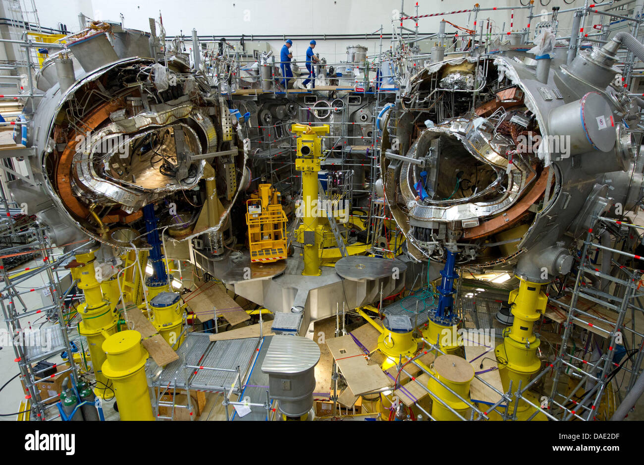 Mechaniker arbeiten auf der Forschungsreaktor "Wendelstein 7-X" am Max-Planck-Institut für ...