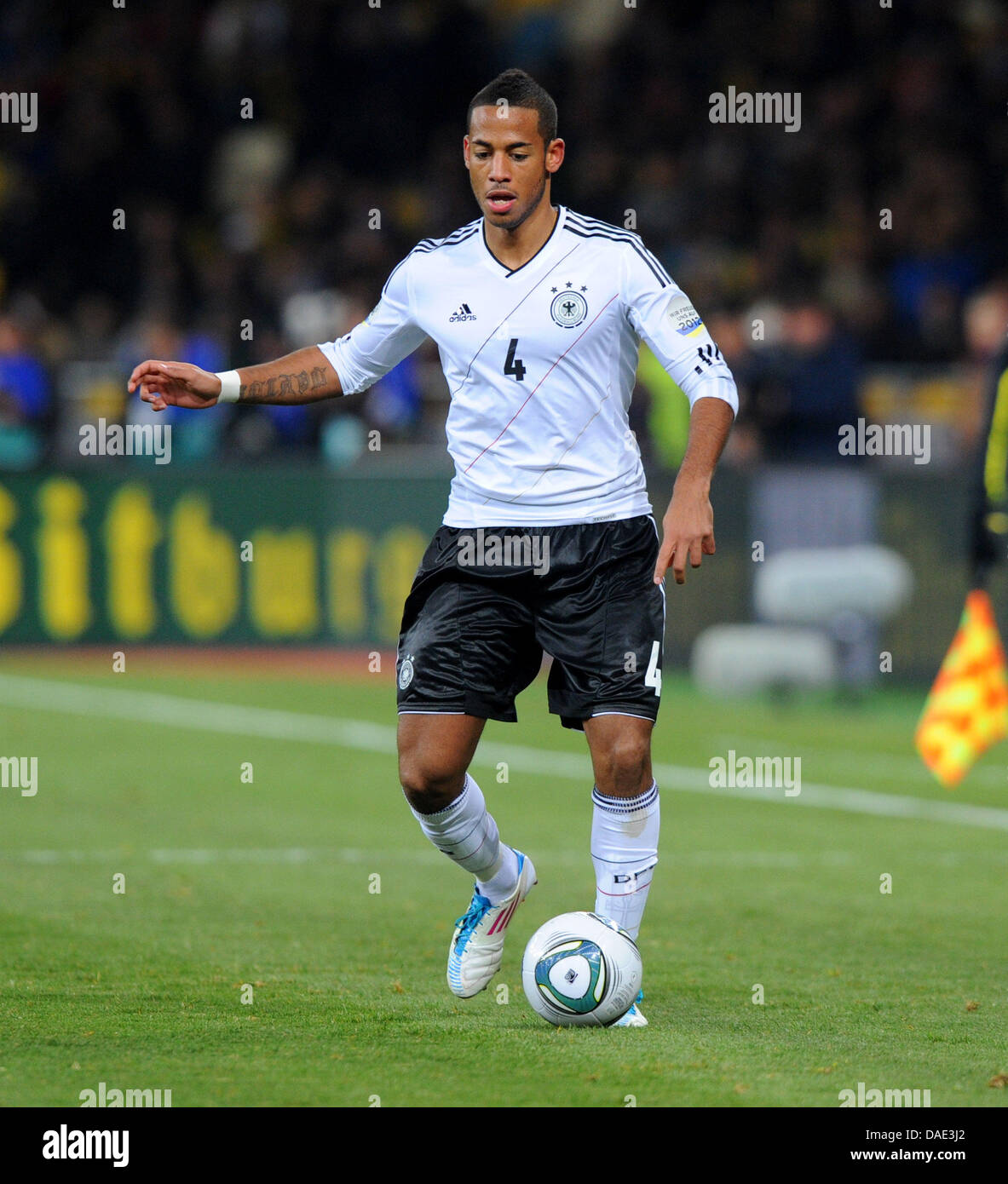 Deutschlands Dennis Aogo spielt den Ball in das Freundschaftsspiel ...