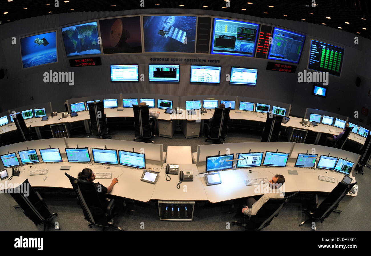 ESA-Mitarbeiter überwachen die Computerbildschirme vor ihnen in der neu ...