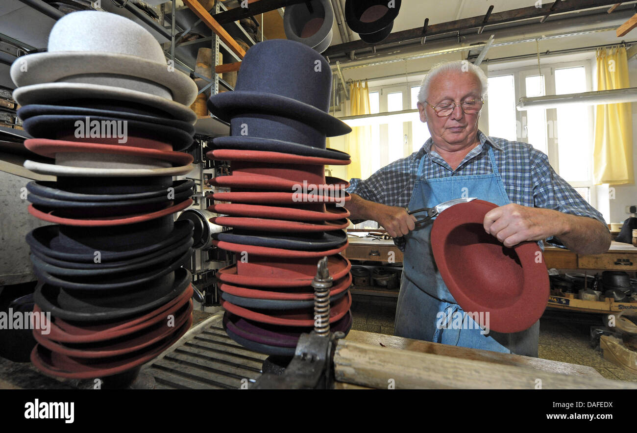 Hutmacher Arno Ulich fertigt Hüte in Loedla, Deutschland, 19. Oktober ...
