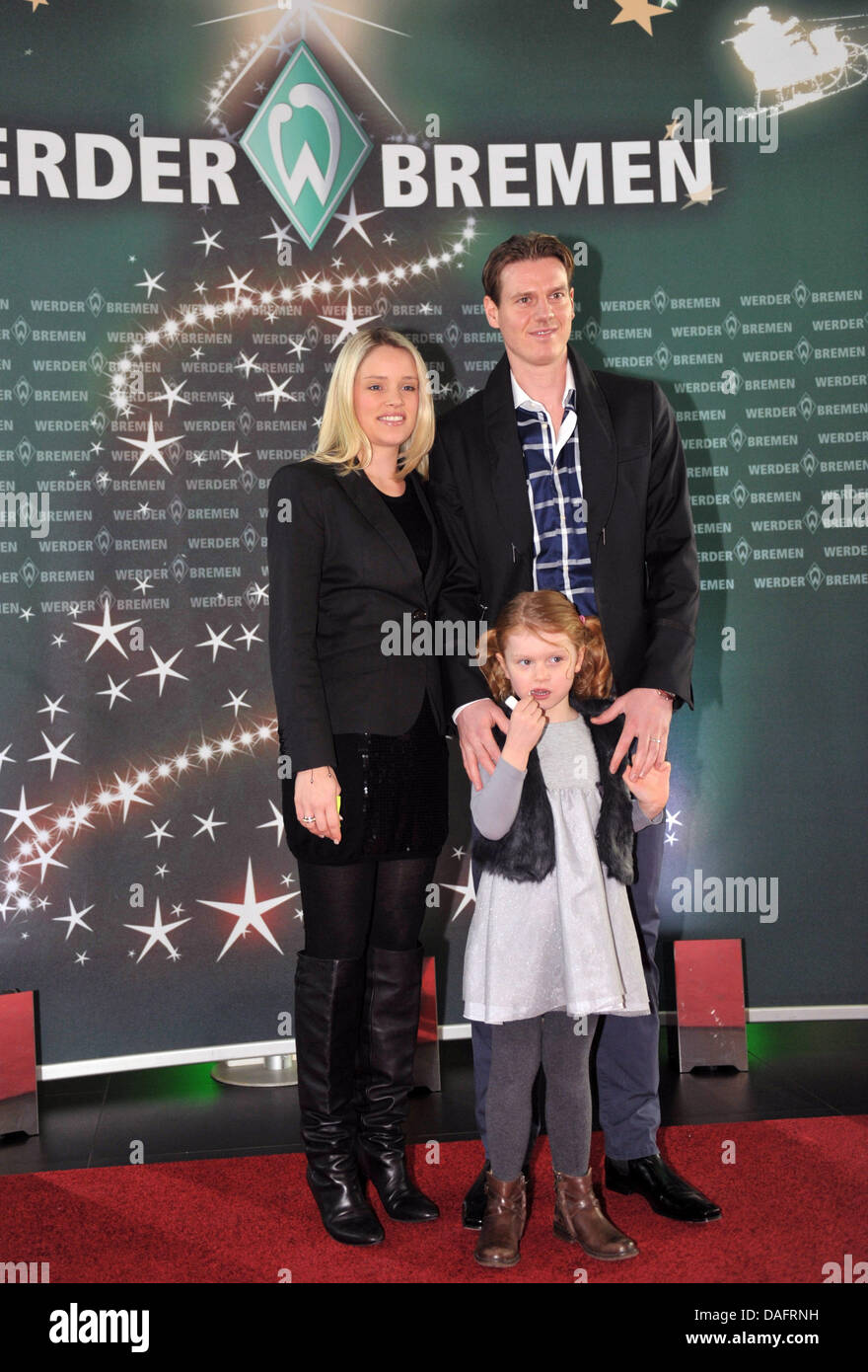 Werder Spieler Tim Borowski (R), seiner Frau Lena und seiner Tochter ...