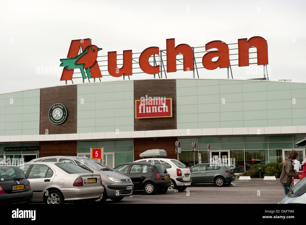 Auchan supermarket calais france logo -Fotos und -Bildmaterial in hoher ...