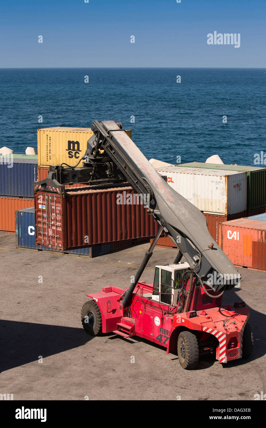 Oman, Maskat, Containerhafen, Klein-LKW Container Stockfotografie - Alamy