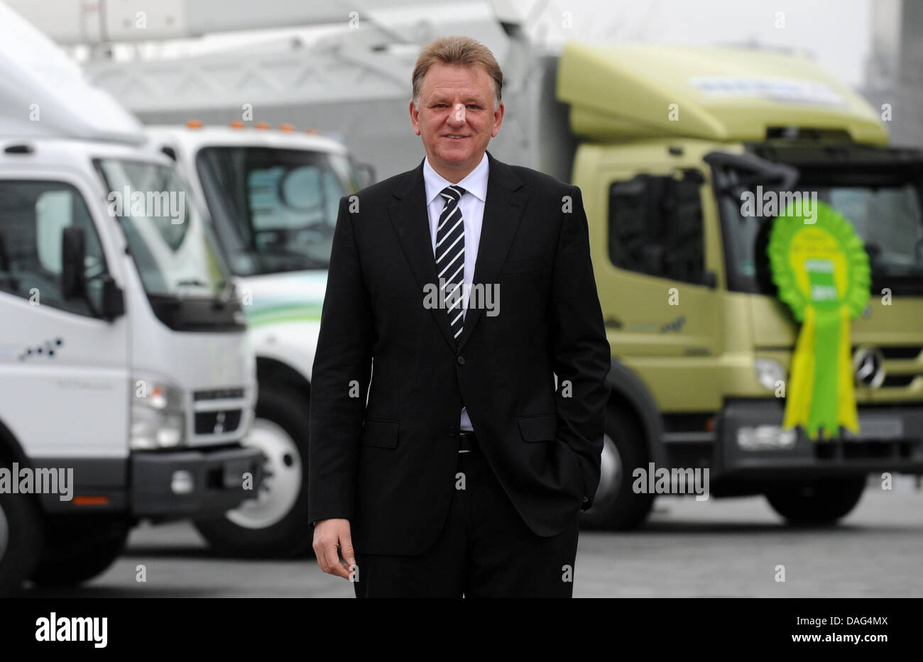 Andreas Renschler, CEO von Daimler Nutzfahrzeuge, lächelt in Stuttgart ...