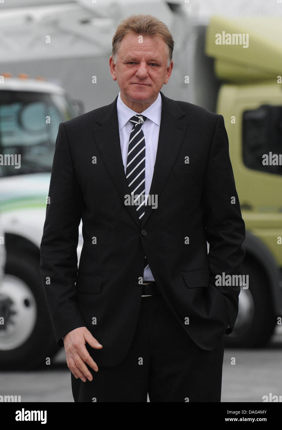 Andreas Renschler, CEO von Daimler Nutzfahrzeuge, lächelt in Stuttgart ...