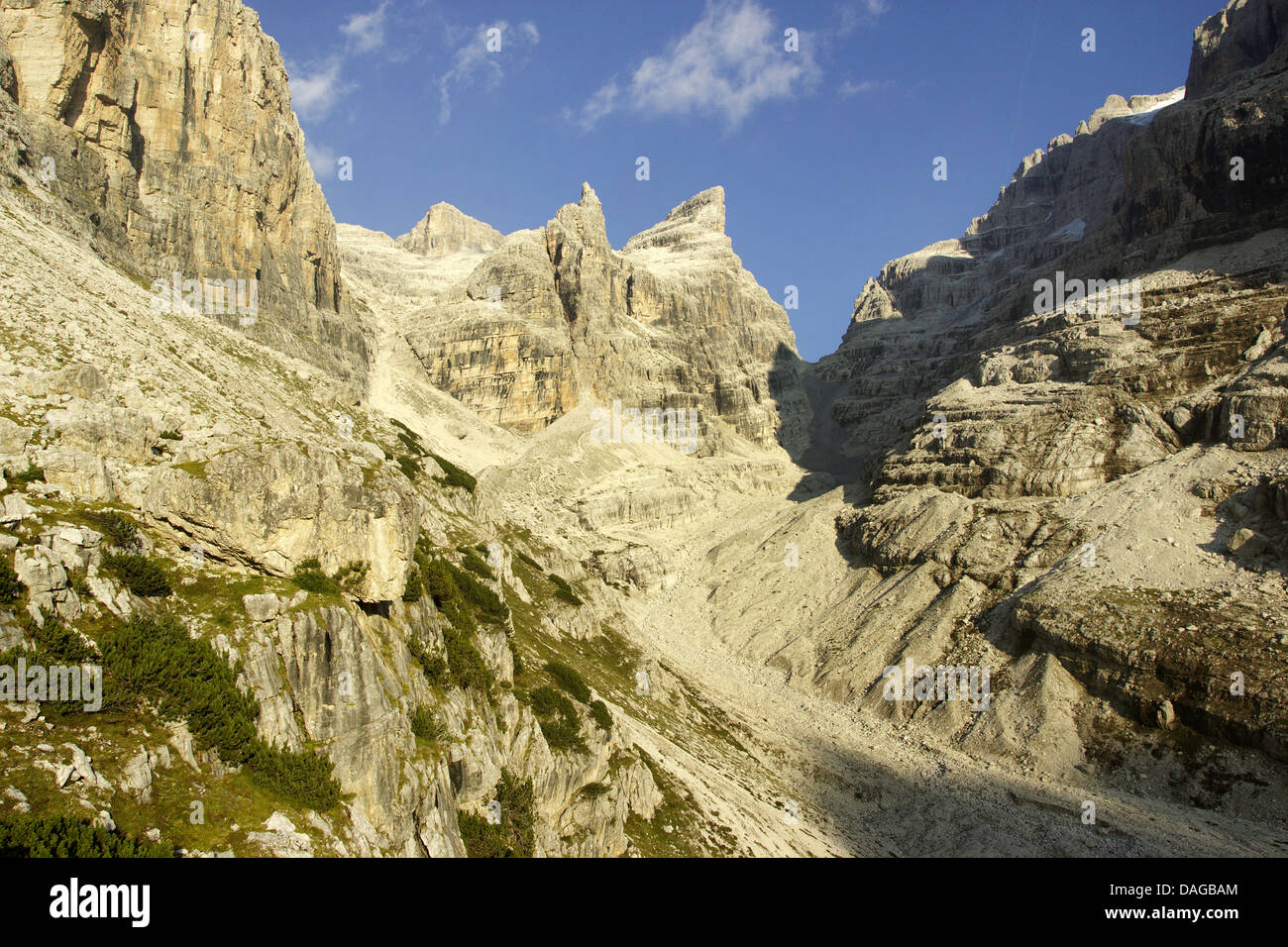 Blick vom Rifugio Tuckett zur Bocca di Tuckett und Cima Sella, Italien ...