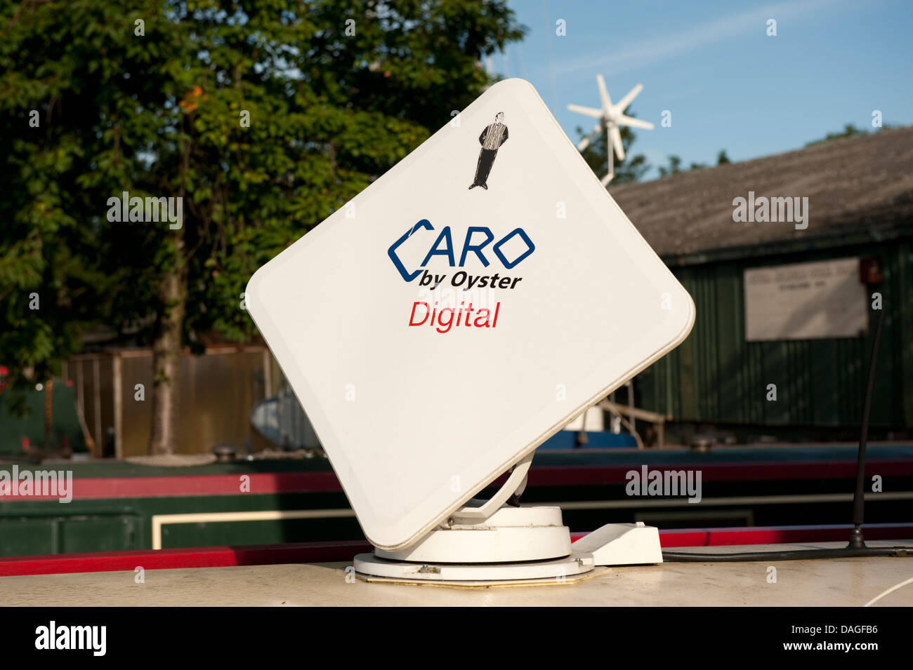 Caro von Oyster Digital Sat-Schüssel Quadrat Kanalboot Stockfotografie - Alamy