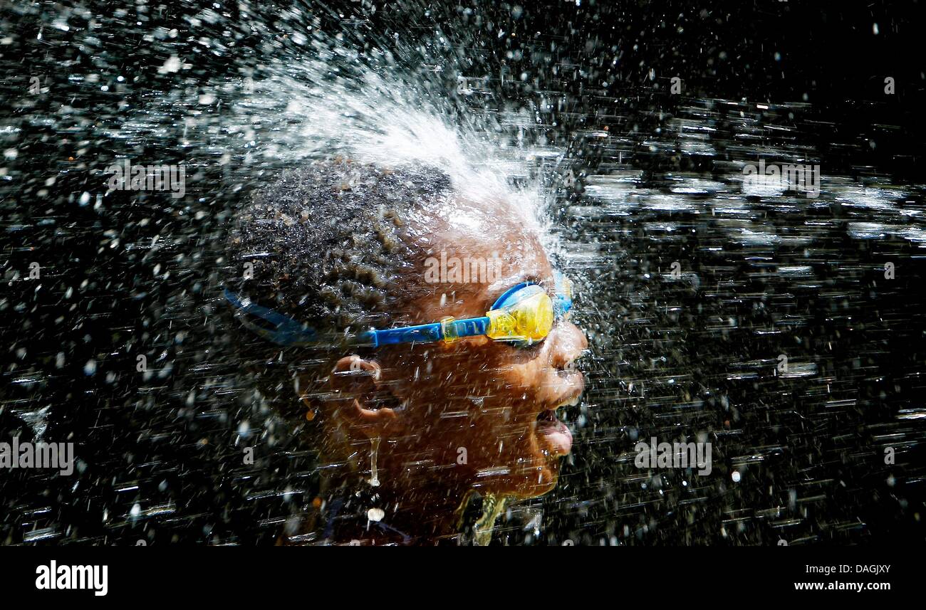 Bartlett, TN, USA. 12. Juli 2013. Wohnmobil Lee Harris, 7, wird mit ...