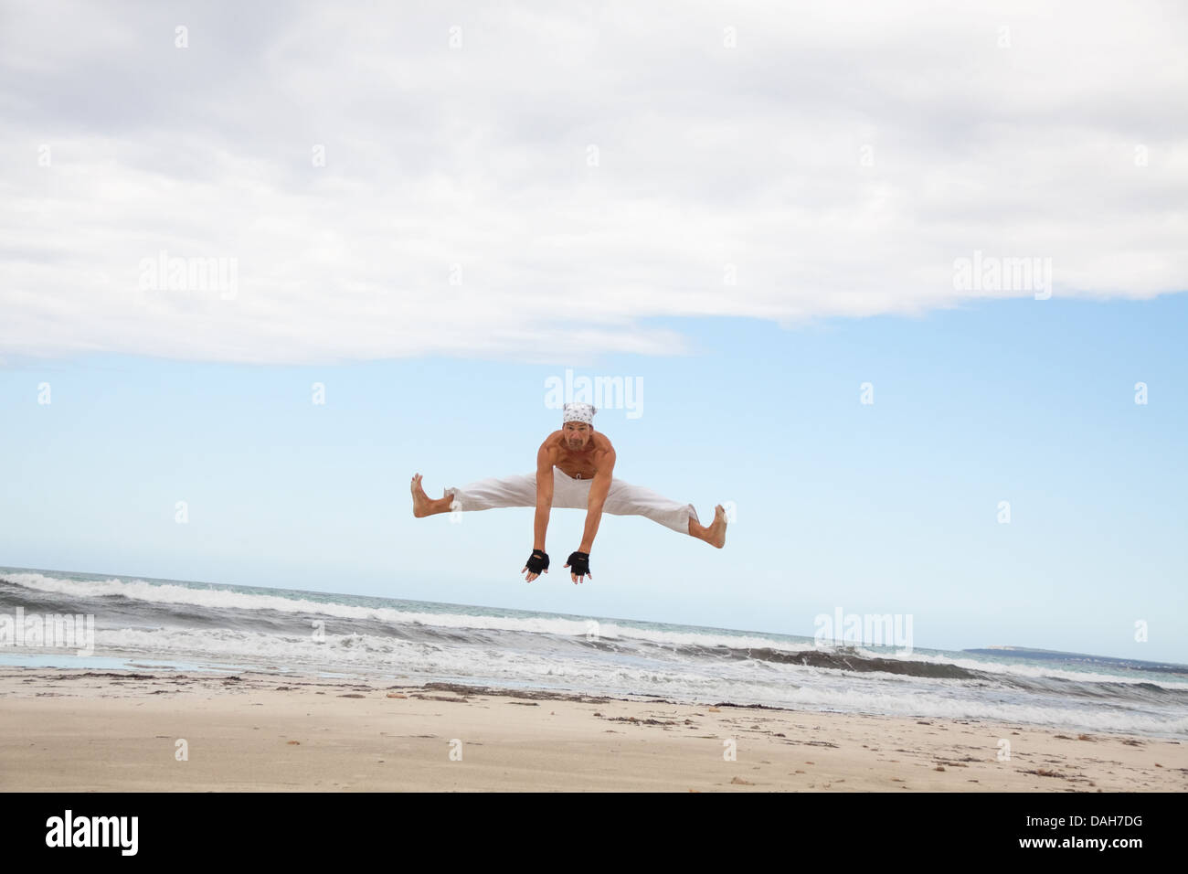 Mann springt Sport Karate Martial Arts Kampf Kick Sprung Strand im ...