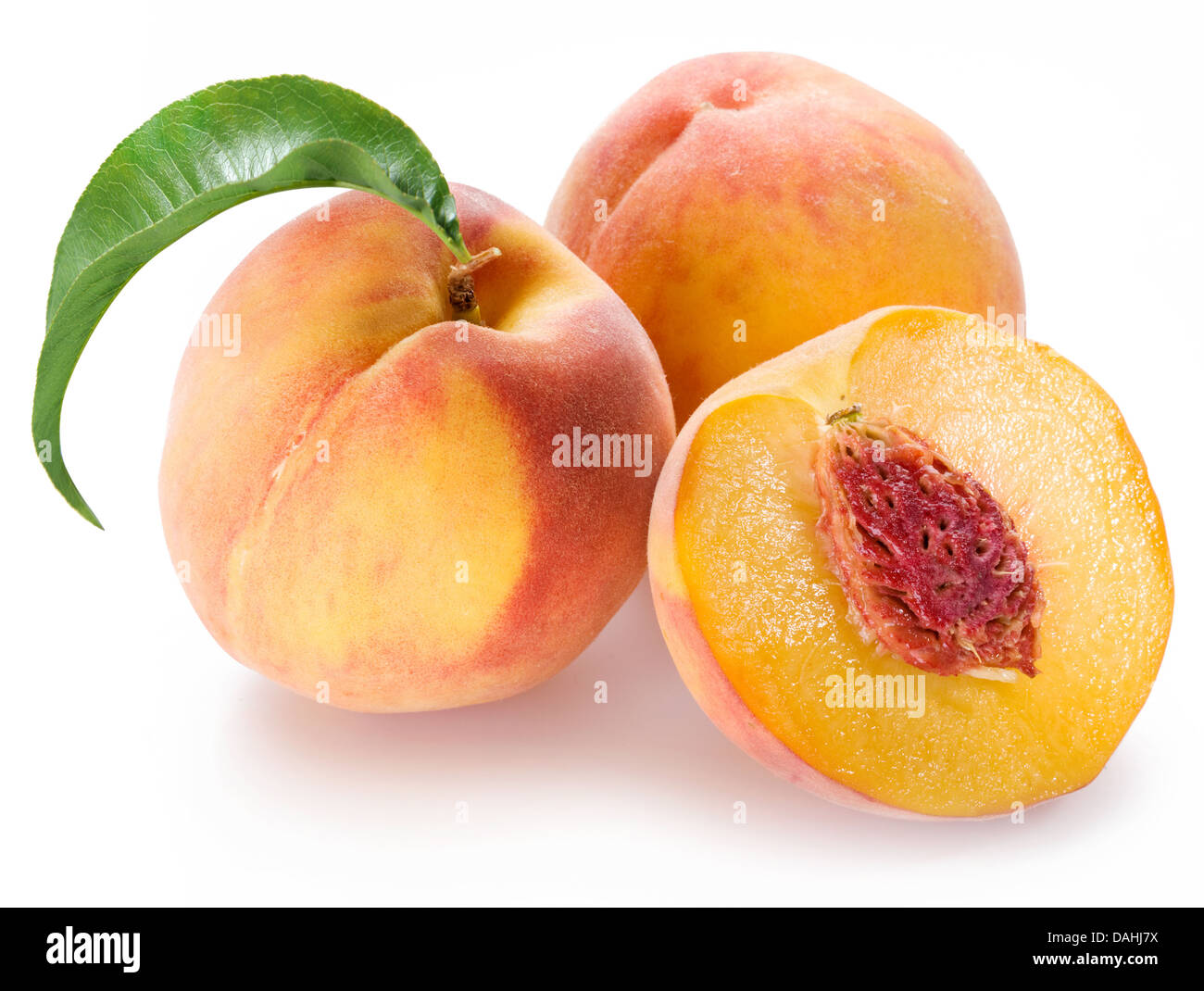 Saftiger pfirsich mit blatt am stiel Ausgeschnittene Stockfotos und ...
