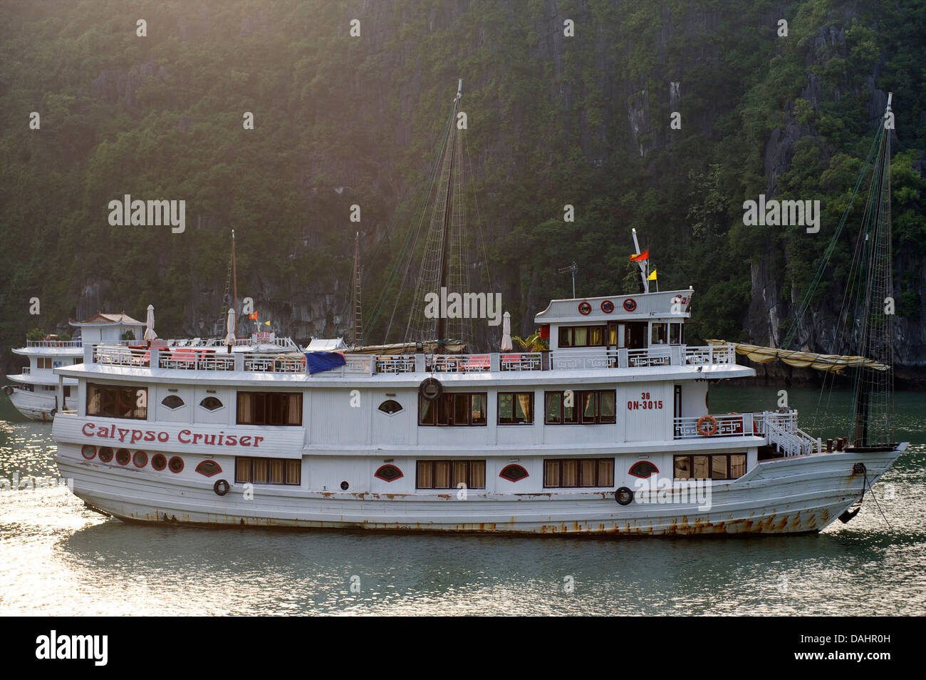 Touristischen cruise Boot auf dem Wasser der Halong Bucht, Vietnam ...