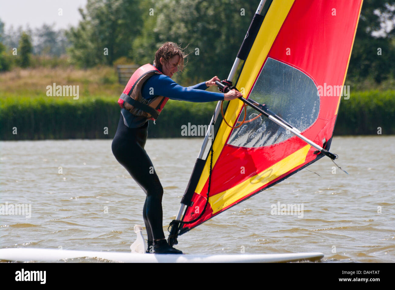 Wind surfing -Fotos und -Bildmaterial in hoher Auflösung – Alamy