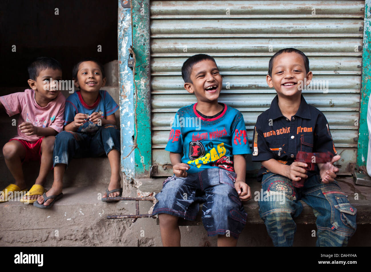 Eine Gruppe von jungen Kindern lachen und scherzen miteinander in den ...