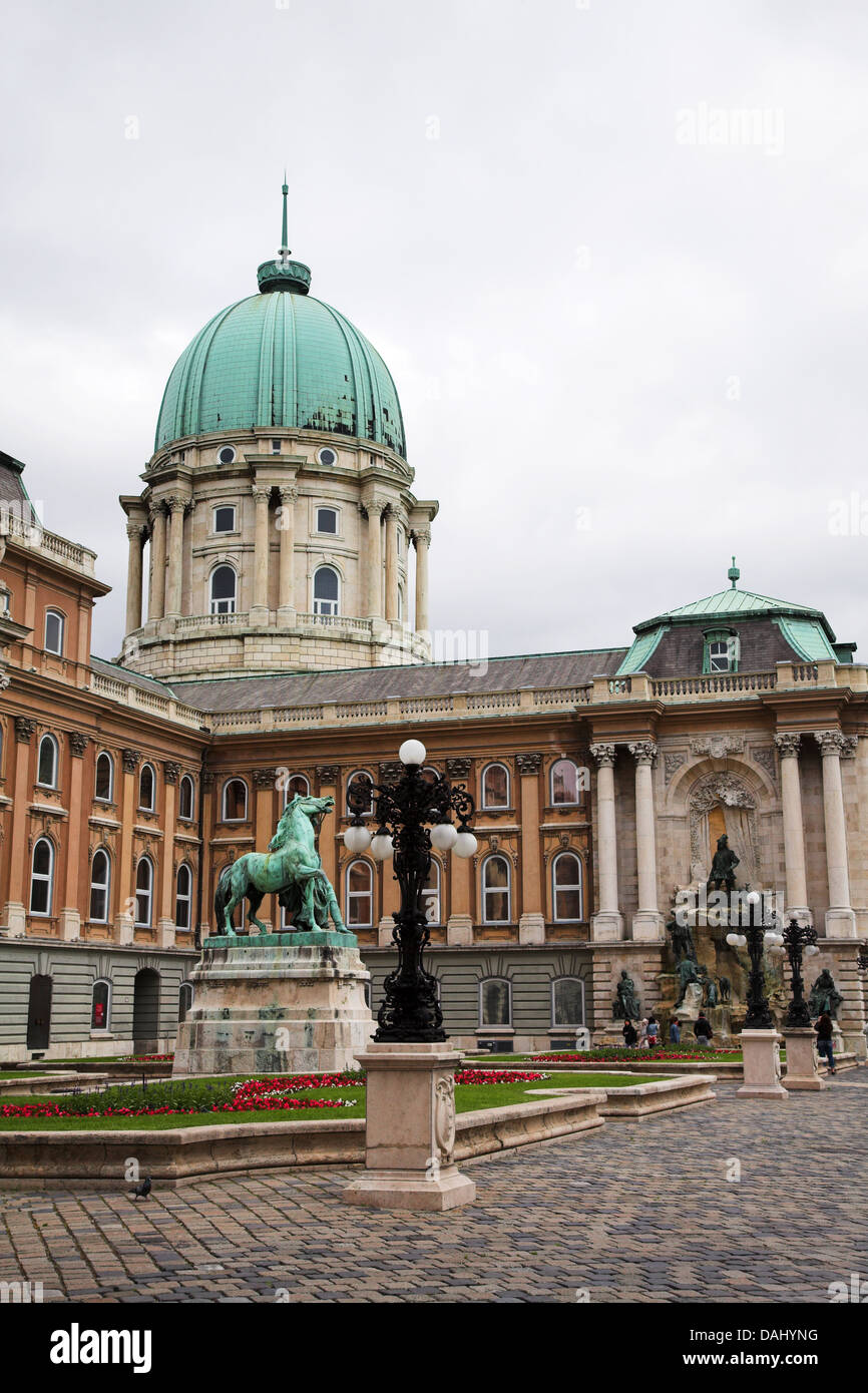 Royal palace budapest -Fotos und -Bildmaterial in hoher Auflösung – Alamy