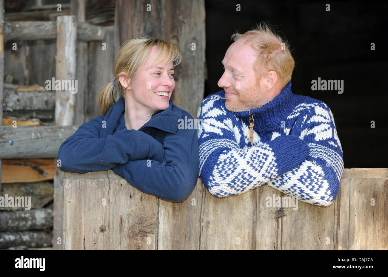 Schauspielerin Silke Bodenbender und Schauspieler Simon Schwarz Lächeln ...
