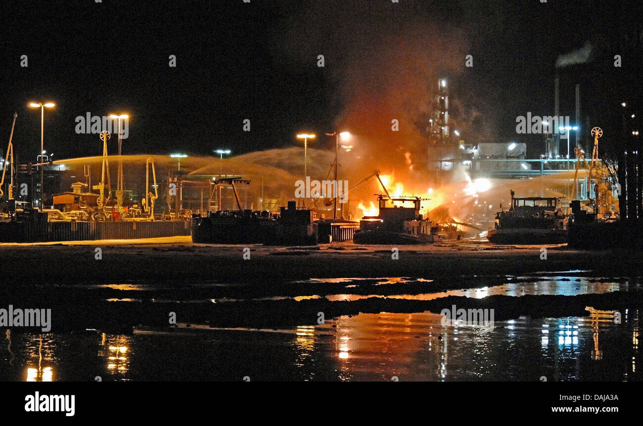 Ein Öltanker ist Feuer im Hafen der BP-Raffinerie in Lingen ...
