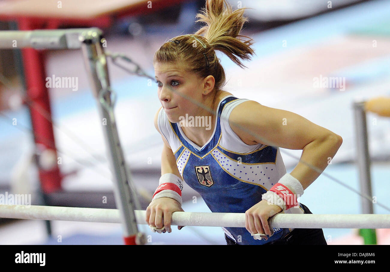 Deutsche Turnerin Elisabeth Seitz trainiert während einer Ausbildung ...
