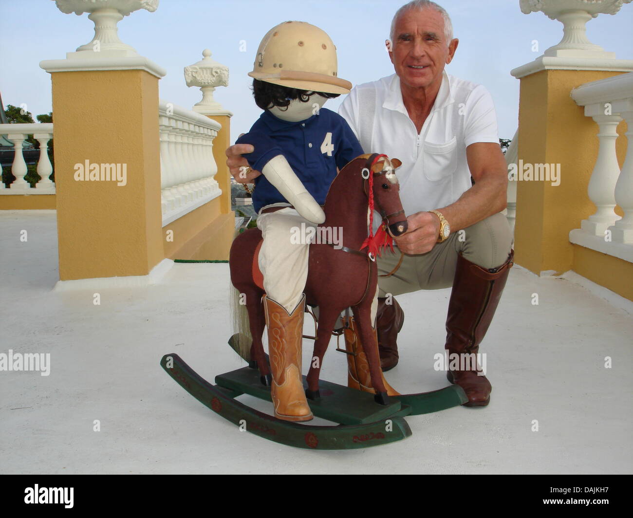 Frederic Prince Anhalt stellt neben eine hölzerne Puppe und ein Pferd ...