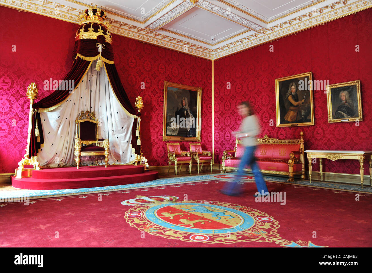 Eine Frau geht durch die Wohn Thronsaal im Schlossmuseum in ... Eine Frau geht durch die Wohn Thronsaal im Schlossmuseum in ...