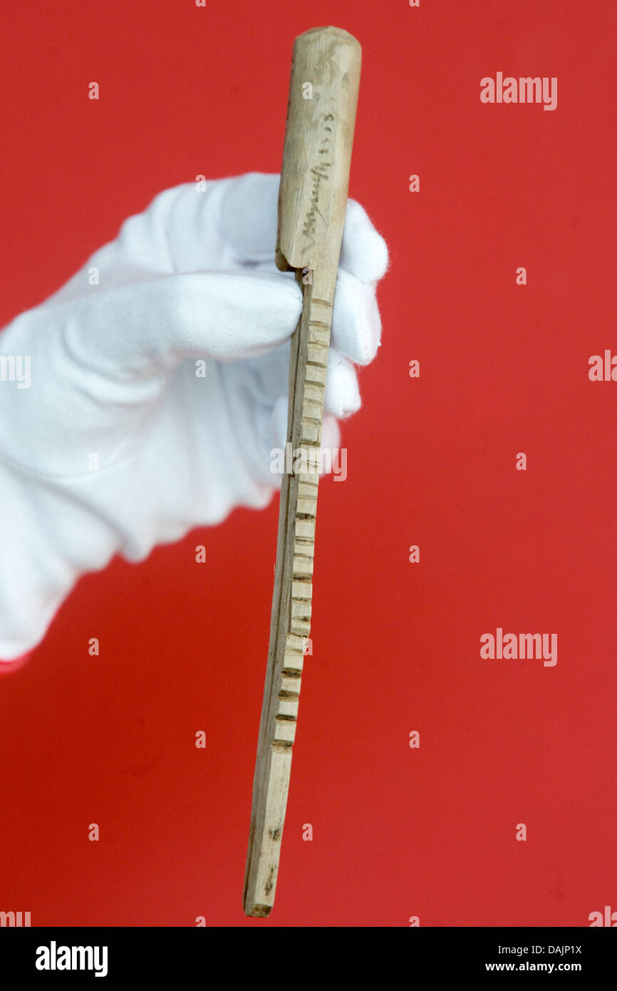 Eine Hand hält einen 453 jährige Tally Stick mit einem Namen und das ...