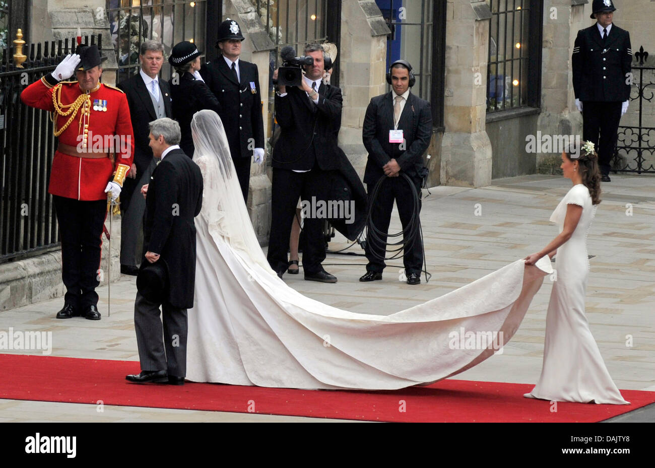 Die Braut Kate Middleton, ihr Vater Michael Middleton und ihre ...