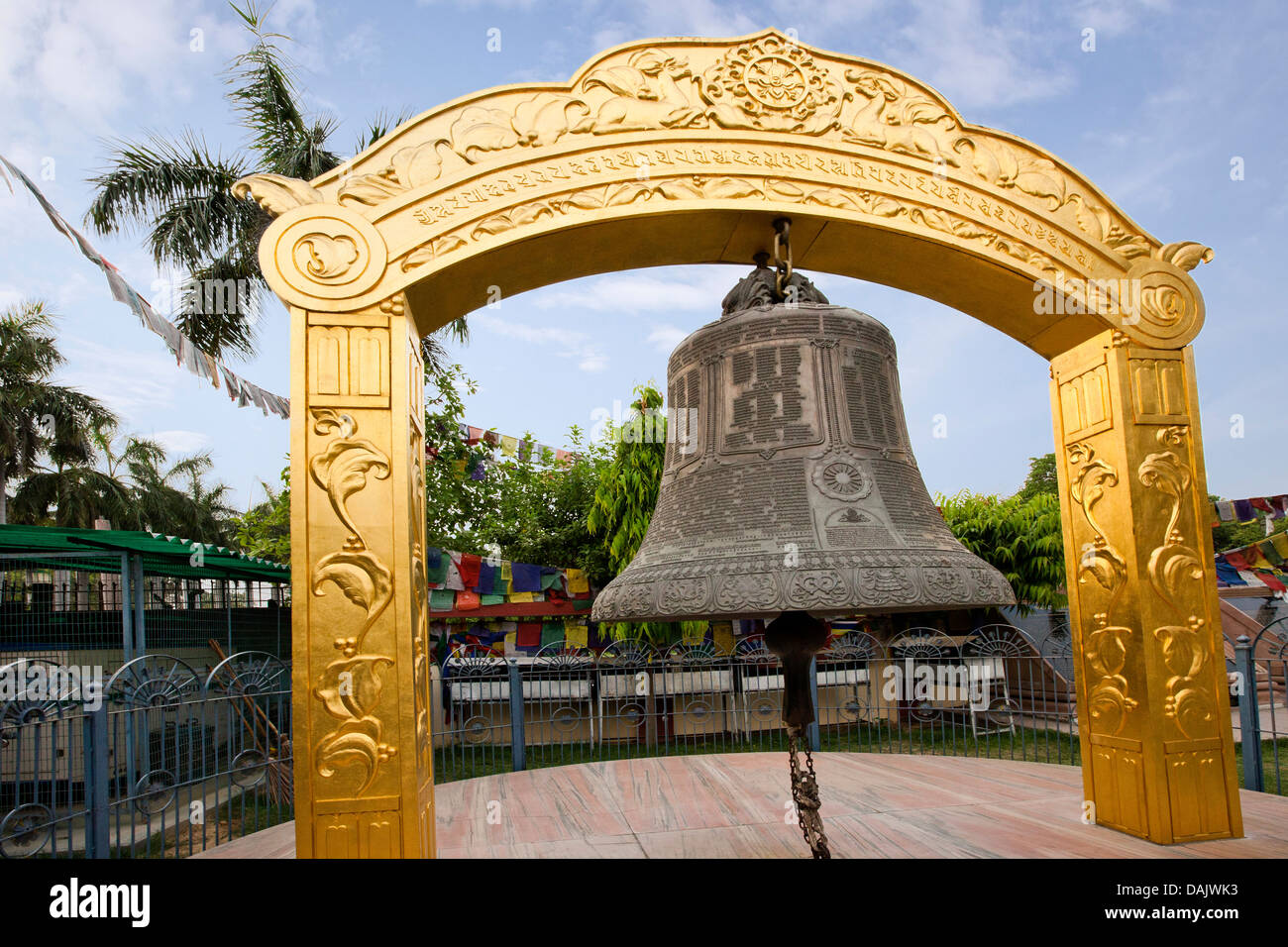 Riesige Glocke hängen an einem Kloster, Sarnath, Varanasi, Uttar ...