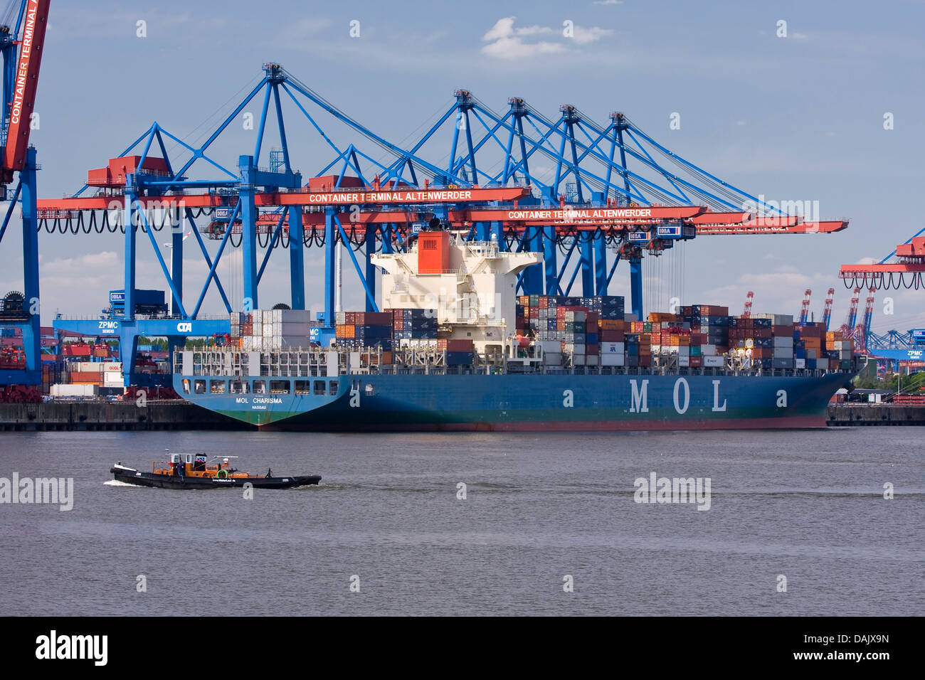 Containerschiff und Feederschiffe am Container Terminal Altenwerder ...