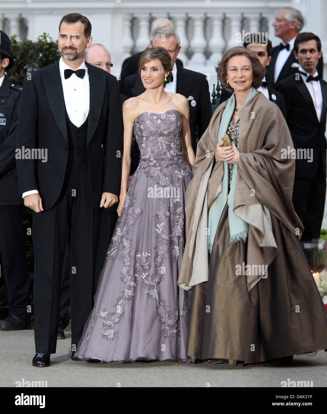 Princess letizia wedding dress royal -Fotos und -Bildmaterial in hoher ...