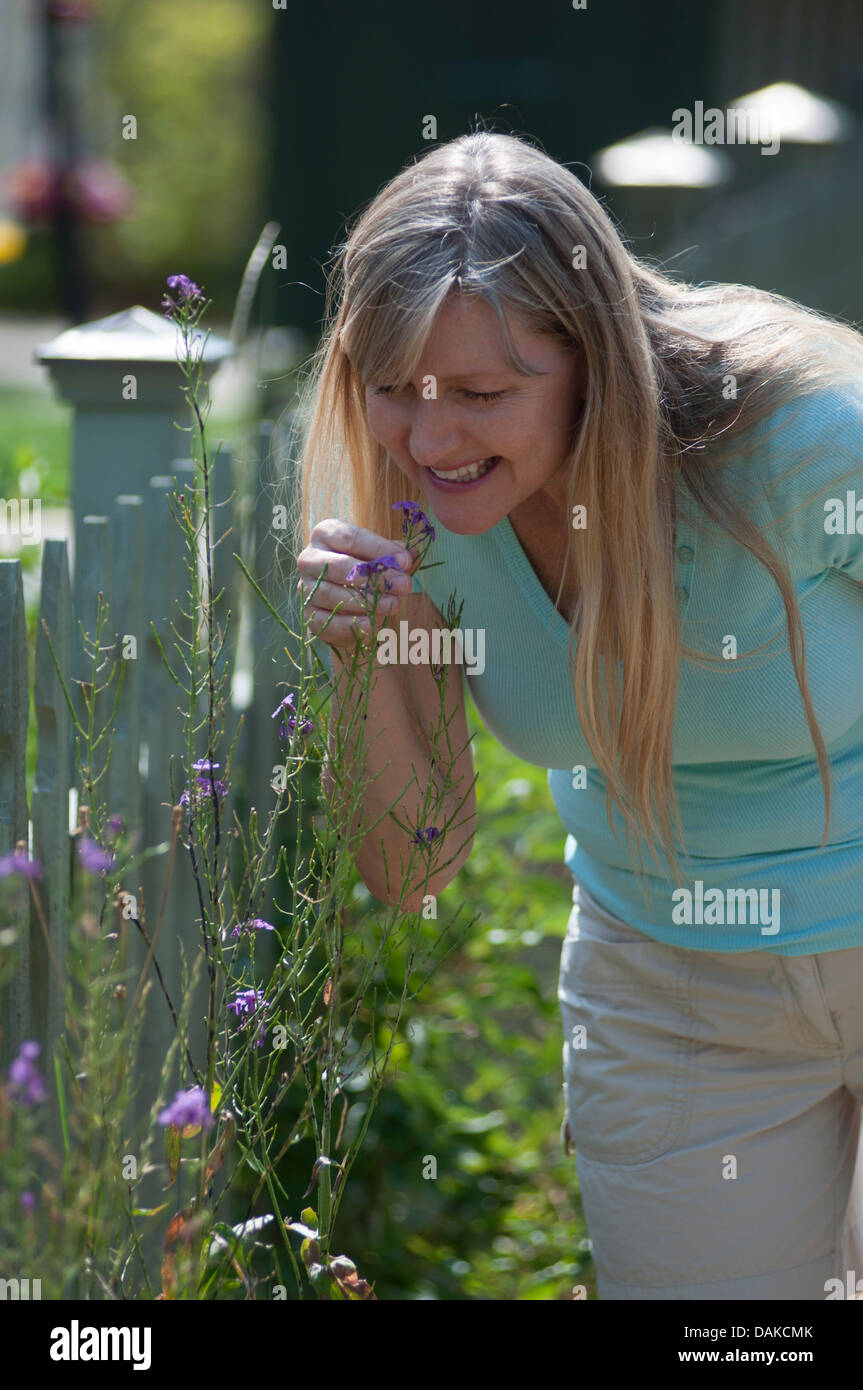 Eine frau riechen -Fotos und -Bildmaterial in hoher Auflösung – Alamy