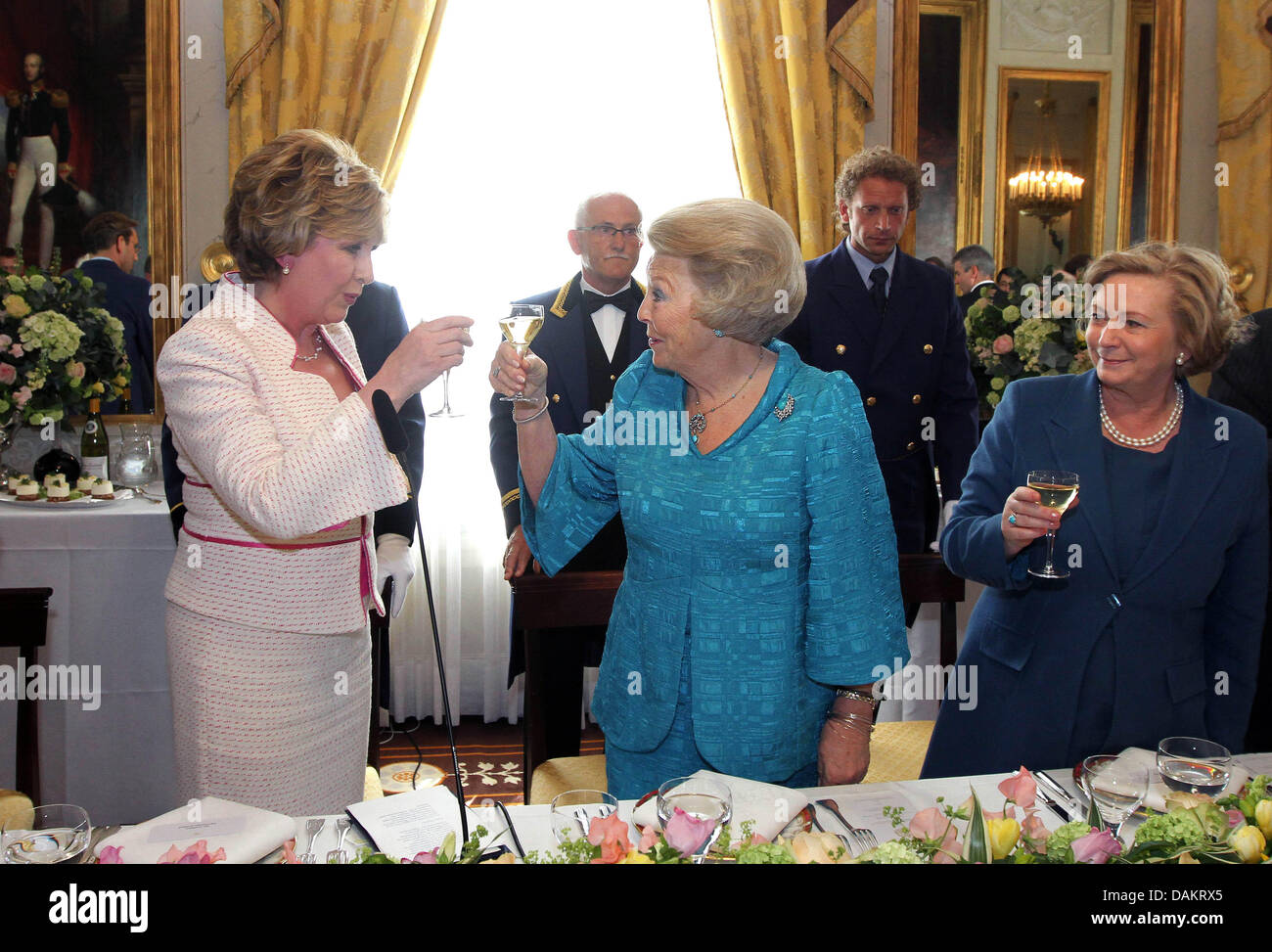 Königin Beatrix der Niederlande (M) Toast mit irische Präsidentin Mary ...