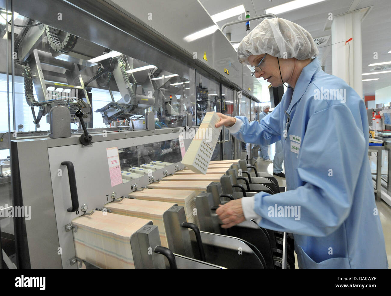 Die Pille wird von Schering GmbH und Co. Produktions KG in Weimar ...