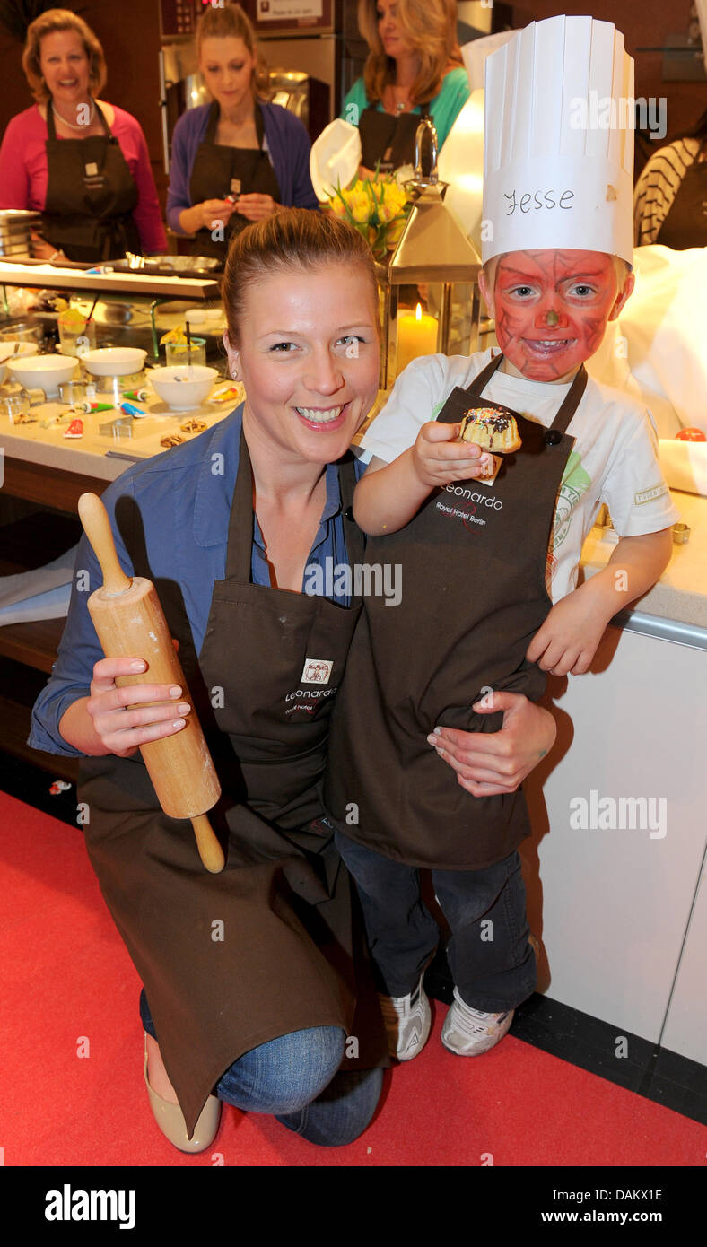 Österreichische Schauspielerin Franziska Weisz posiert mit Jesse in ...