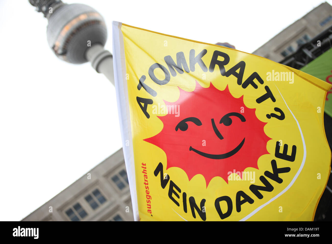 Ein Banner mit dem Titel "Atomkraft - Nein Danke" ist vor dem ...
