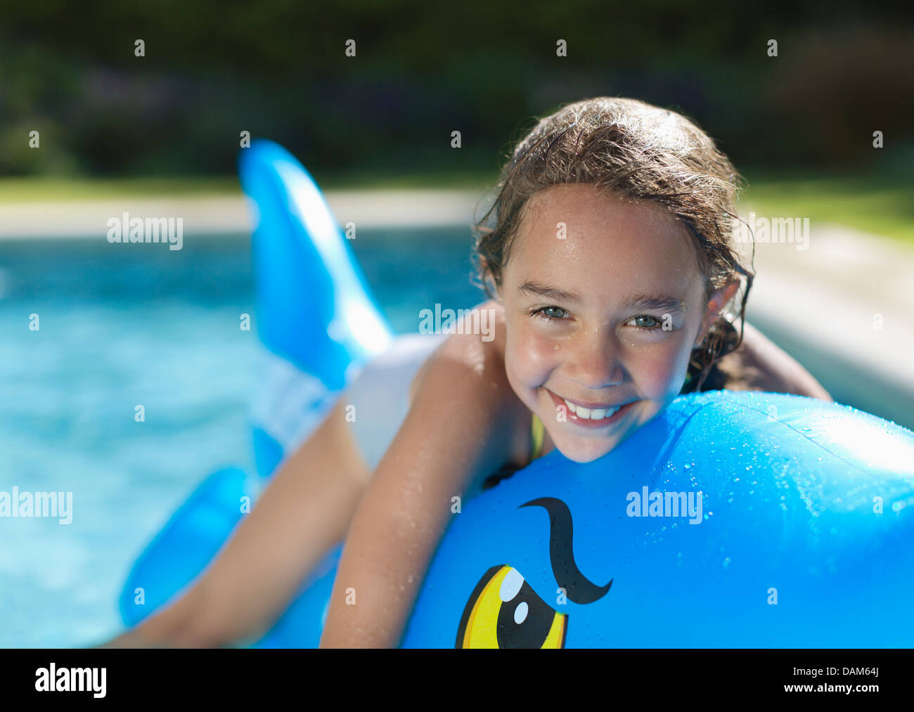 Mädchen reiten aufblasbares Spielzeug im Schwimmbad Stockfotografie - Alamy