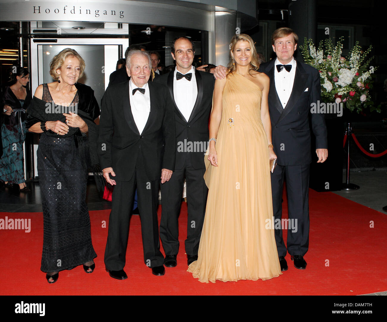 Crown Prince Willem-Alexander (R), Prinzessin Maxima (2. R) von den ...