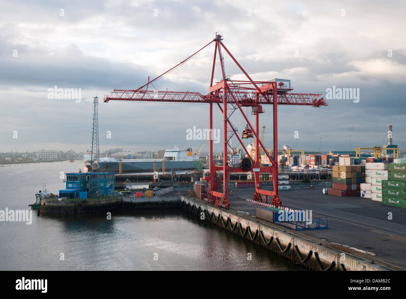 Container handling portalkran -Fotos und -Bildmaterial in hoher ...