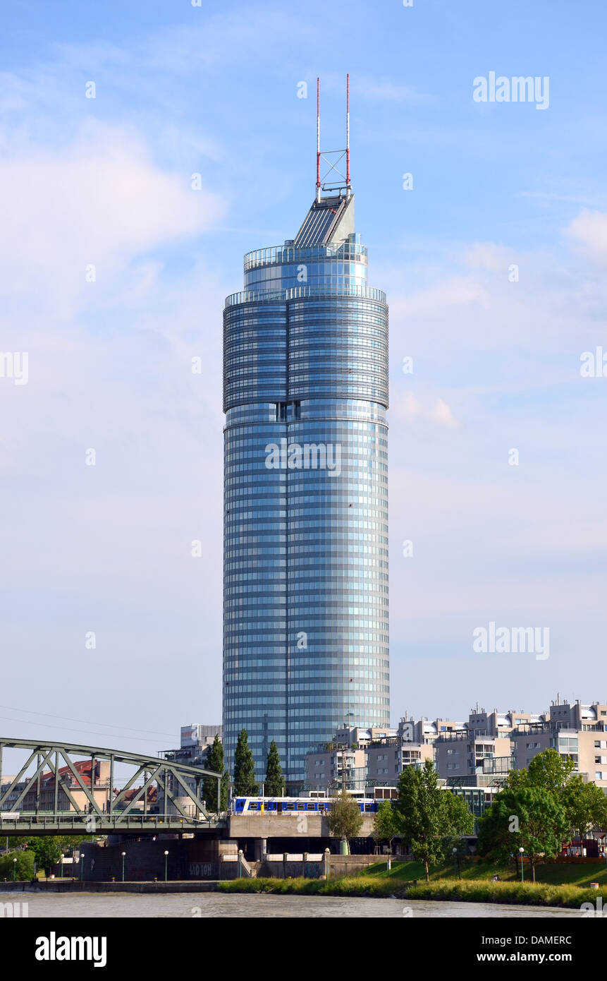 Die Wiener Millennium Tower am Handelskai ist eines der Wahrzeichen des ...