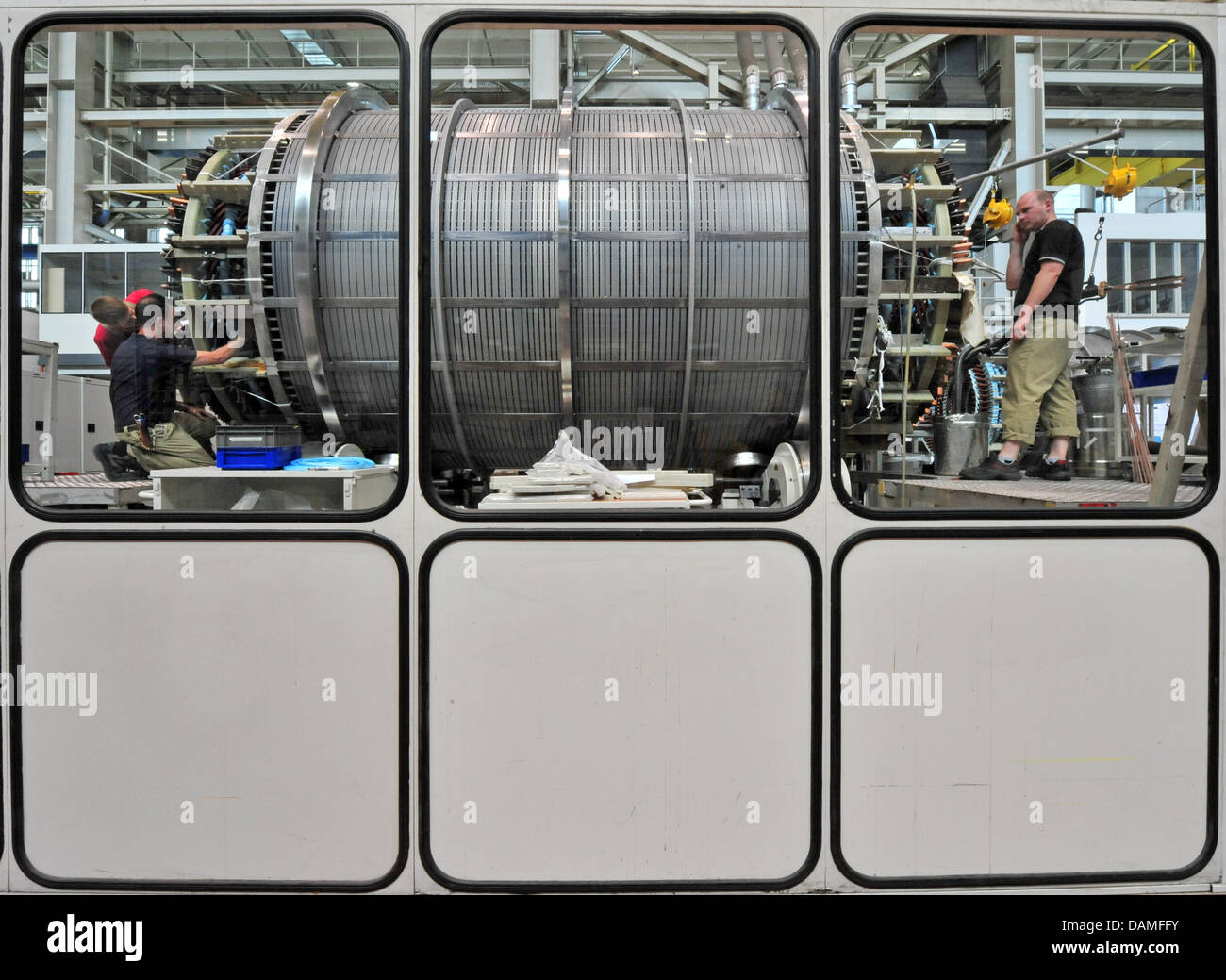 Eemployees montieren ein Generator Rotar für bei der Siemens-Generator ...