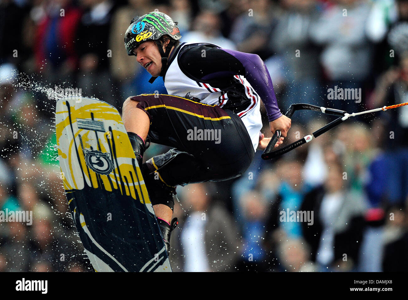 Deutsche Wakeboarder Nico von Lerchenfeld überspringt eine Rampe ...