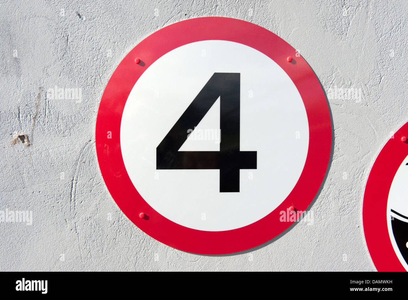 Rundes Schild rot Kreis 4 verboten vier schwarz weiß Stockfotografie ...