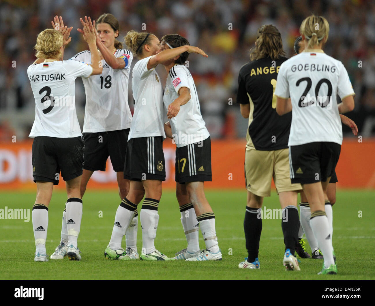 Deutsche Spieler (L-R) Saskia Bartusiak, Kerstin Garefrekes, Babett ...