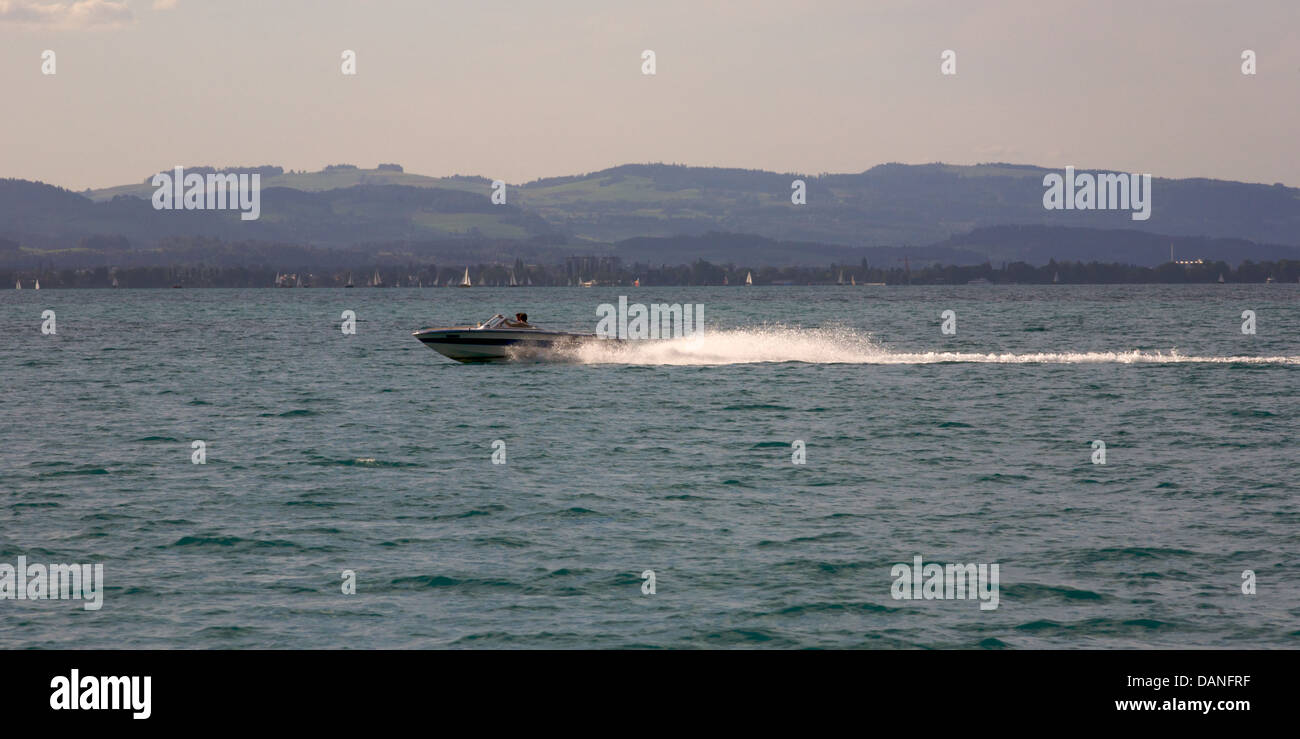 Speed-Boot auf See Thunersee, Schweiz mit Bergen im Hintergrund ...